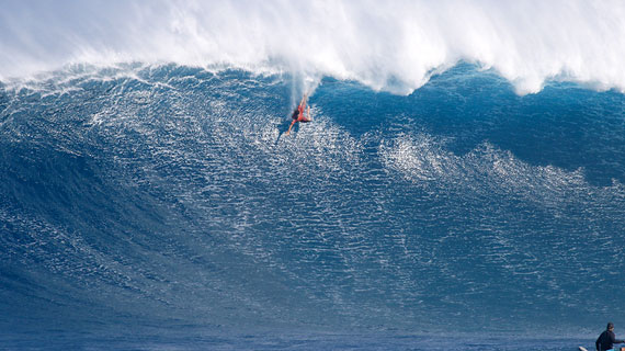 LANDON MCNAMARA DIVES INTO FIRST SESSION AT PEAHI | SURFLINE.COM